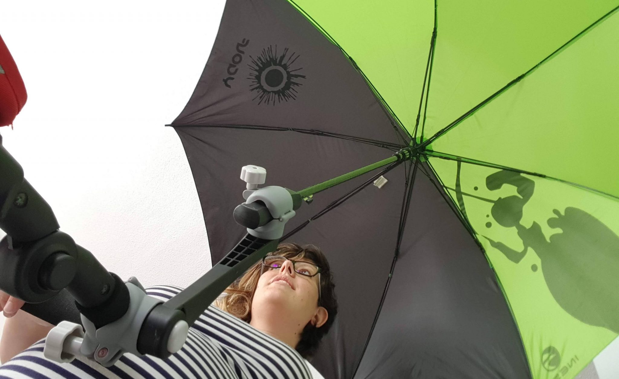 Probando el sujetaparaguas Dry&Go de Deki - La Mami Novata